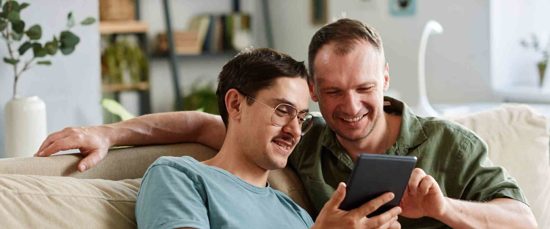 Using Body Language to Show Interest on a First Date
